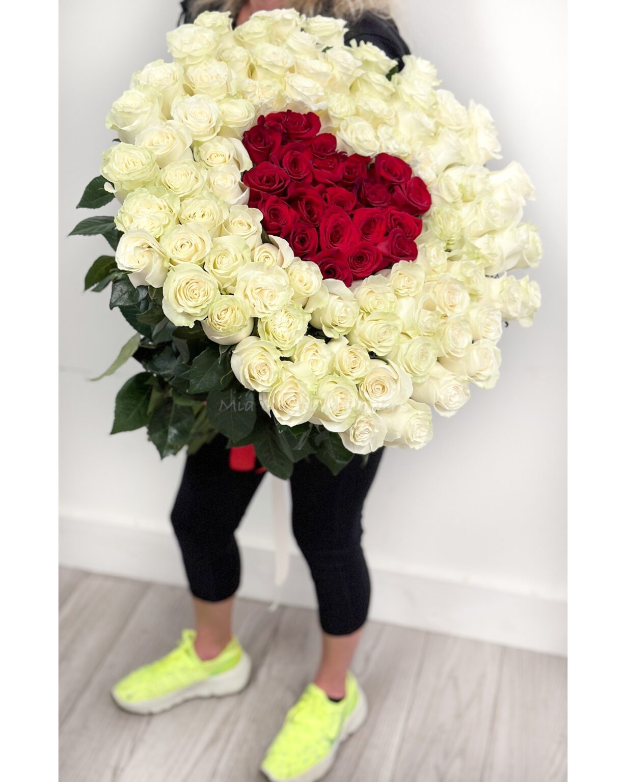 100 LONG STEM ROSES WITH THE HEART – MIA CREATIVE FLOWERS